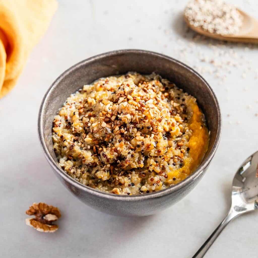 Desayuno de quinoa y calabaza • Nómadas Gourmet